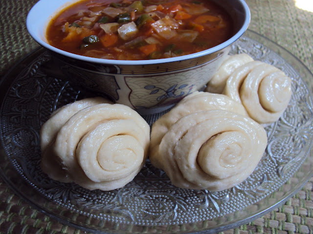 steamed Tibetan bread : Tingmo ... and a sweet sour spicy vegetable curry