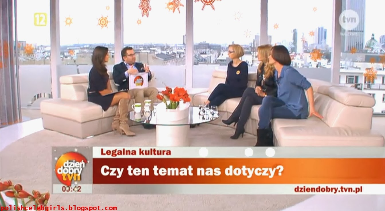 TVGIRLS: KINGA RUSIN W GRANATOWEJ MINI SUKIENCE I SZARYCH ZAMSZOWYCH ...