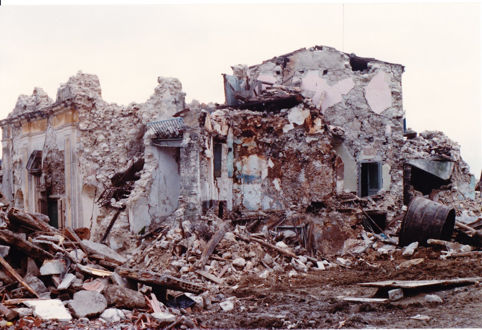 SANTOMENNA A 30 ANNI DAL TERREMOTO: COM'ERA PIEDI LA TERRA