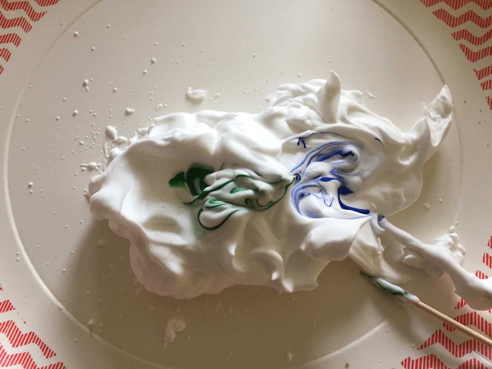 Marmorierte Ostereier mit Rasierschaum und Nagellack - Kugelfisch-Blog ...