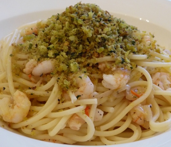 Greedy Hoggitses: Lemon chilli prawn spaghetti with pangrattato