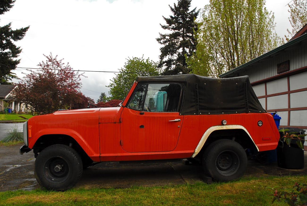 OLD PARKED CARS.: 1972 Jeep Commando.
