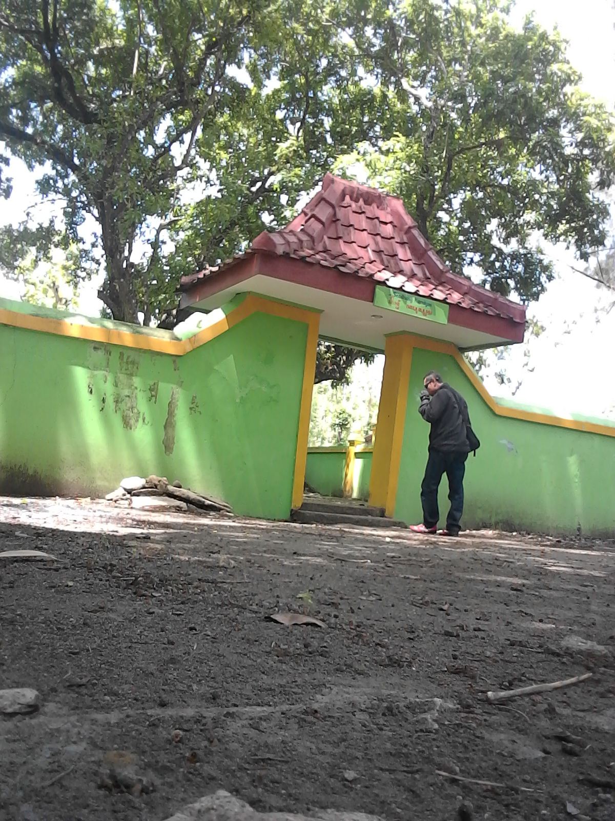 SESERATAN: Sendang Kamulyan dan Makam/Petilasan Jaka Tarub di Kulon Progo