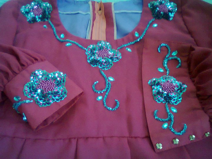 ~CantIk dAn AnGGuN Dgn JaItaN mAnIk~: Corak Manik Di Baju