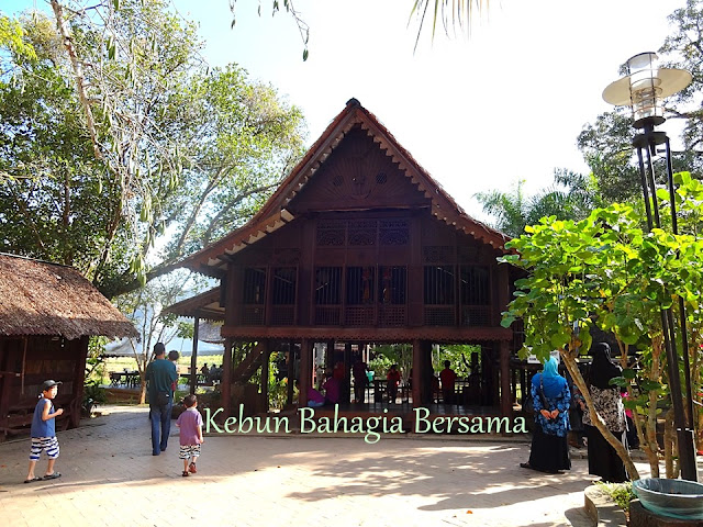 Kebun Bahagia Bersama: Kerak Nasi di Makam Mahsuri