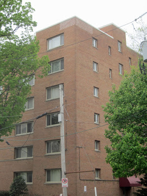 Ode Street Tribune: noteworthy bricks in Rosslyn