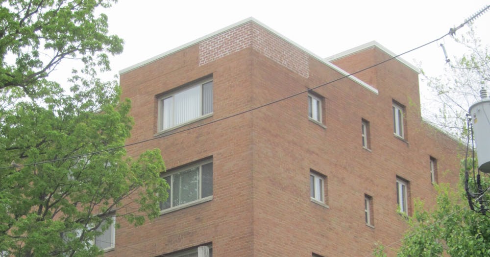 Ode Street Tribune: noteworthy bricks in Rosslyn