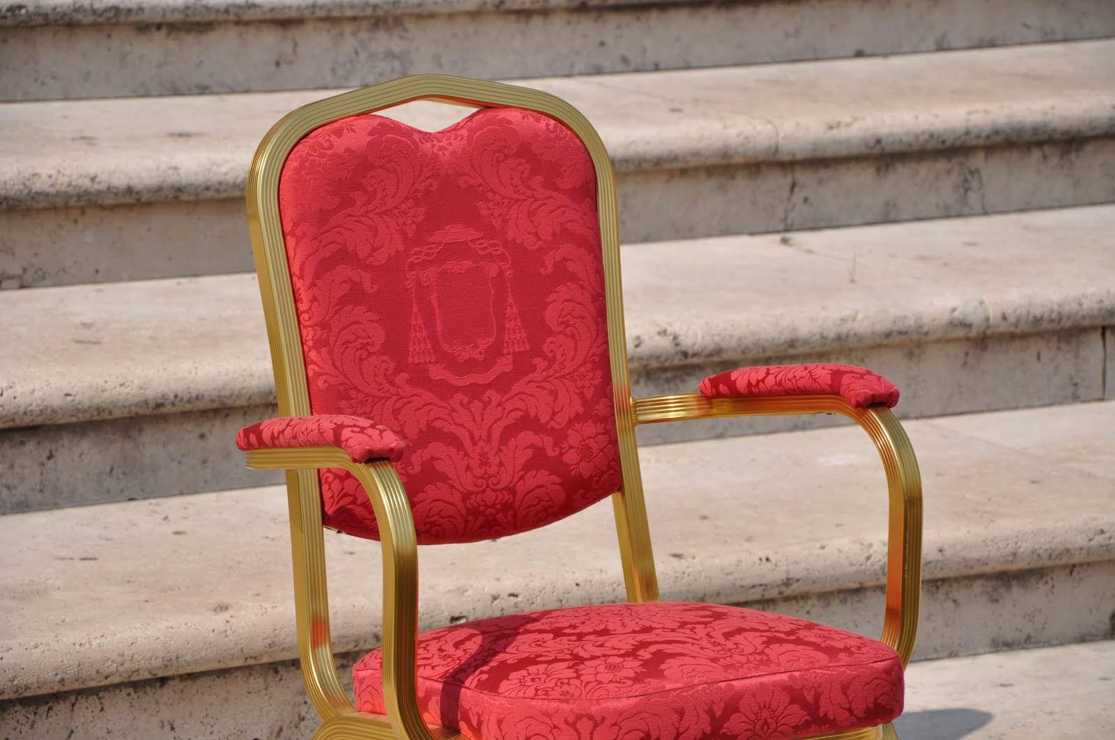 Orbis Catholicus Secundus: New Vatican Chairs