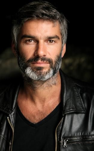 Modernos cortes de pelo para hombres con canas ¡Increíbles!