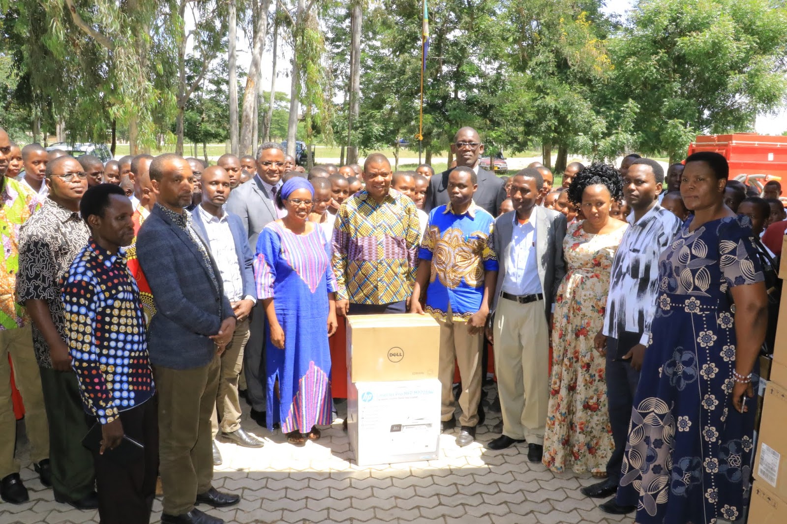 UCSAF WAKABIDHI KOMPYUTA SIMIYU ~ Blog rasmi ya Mkoa wa Simiyu