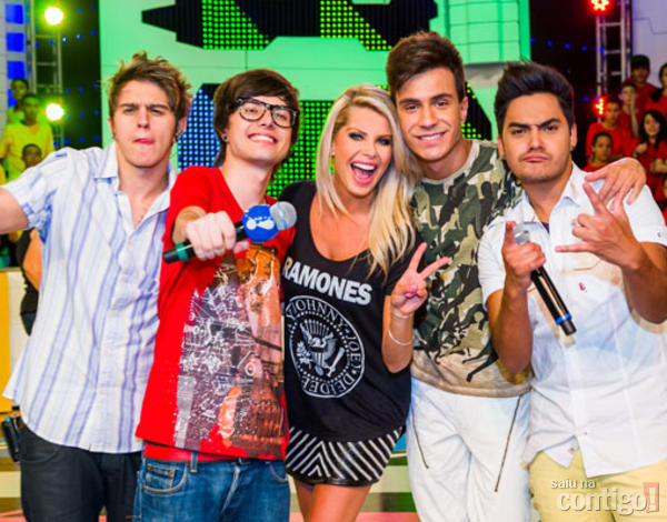 ': Karina Bacchi grava com Restart nos bastidores do Estação Teen para ...