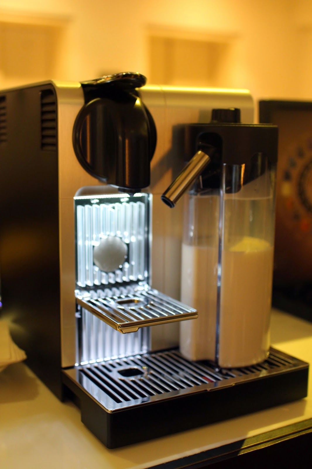 Nespresso全新Lattissima Pro咖啡機 ~ 牛奶咖啡迷的Dream Machine