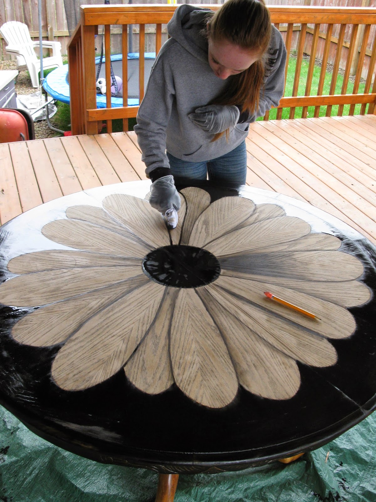 The Crafty Cruz: Stained flower table