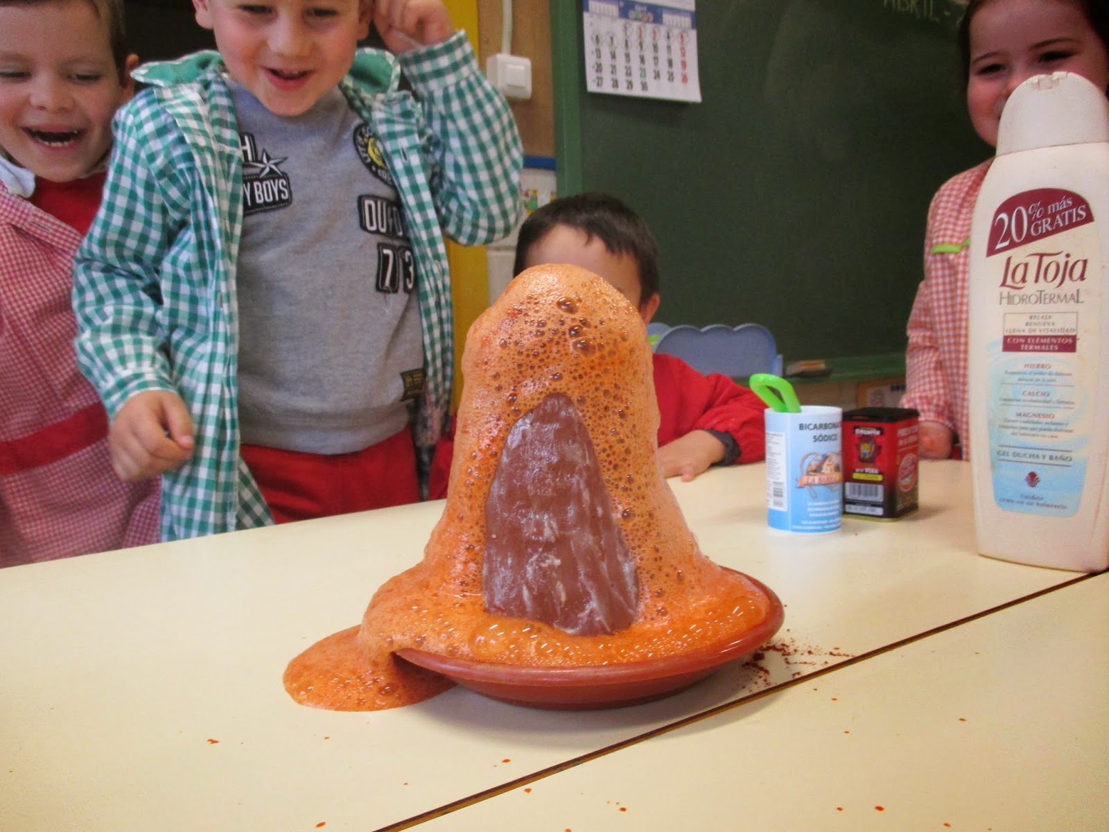 PEQUECHOS DE GELIS: EXPERIMENTAMOS: LA ERUPCIÓN DEL VOLCÁN