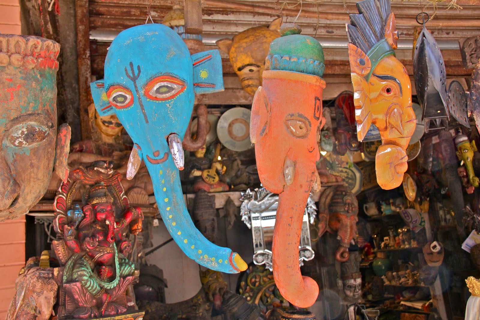 "Chor Machaye Shor!" - my guide to the eclectic 'Thieves Market' in Bombay.