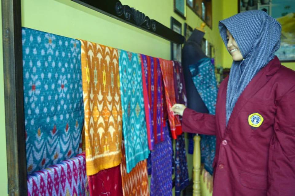 WIWIN WINDARTI | TENUN IKAT KEDIRI GO INTERNASIONAL TENUN IKAT KOTA KEDIRI