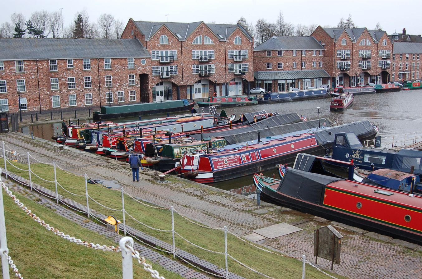 Narrowboat Burnt Oak: Easter at Ellesmere Port