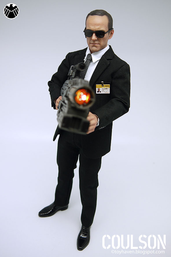 Looking Good: Hot Toys The Avengers 12-inch Agent Phil Coulson ...