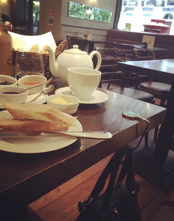 All about handbags: Where to put my fancy handbag while eating in a ...