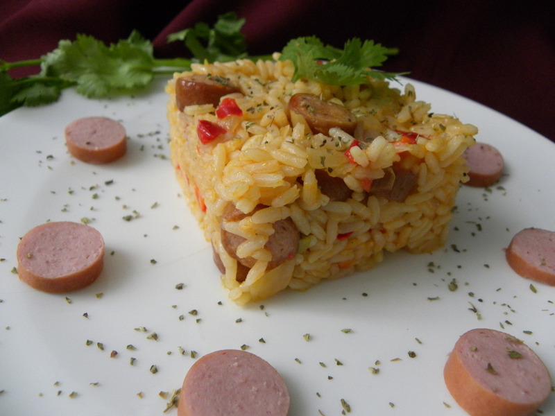 TRASTEANDO EN MI COCINA: ARROZ CON SALCHICHAS