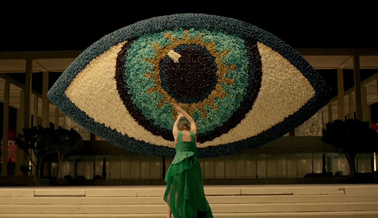 Pubblicità profumo Kenzo World con modella dal vestito verde