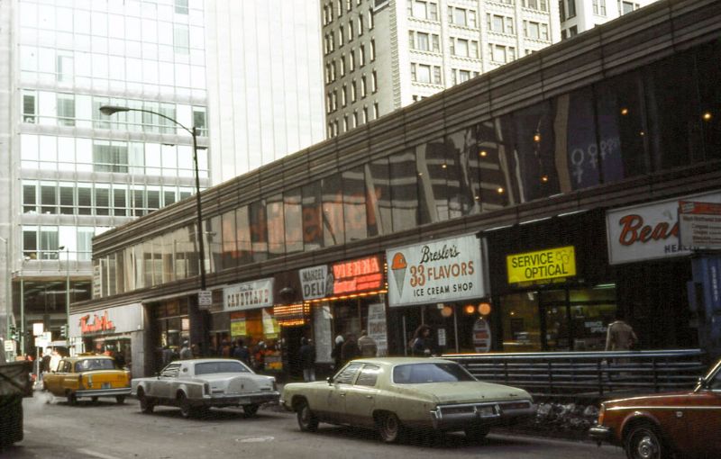 56 Fascinating Photos That Capture Street Scenes of Chicago in the ...