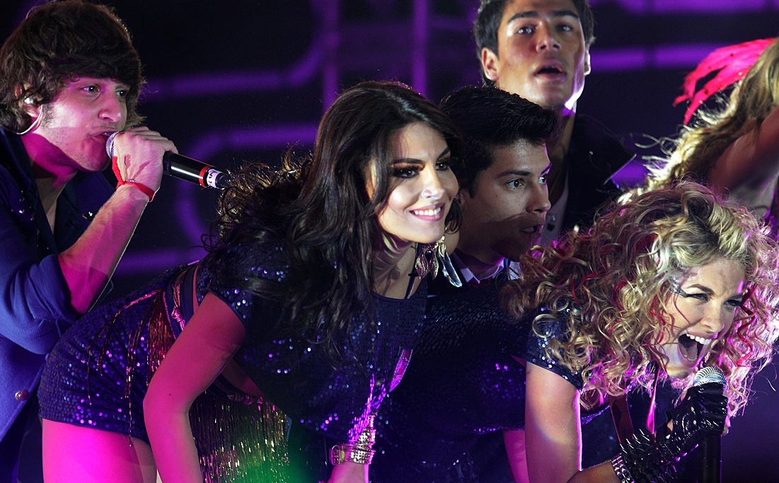 os dos RebeldeS durante o sohw em RJ no HSBC: