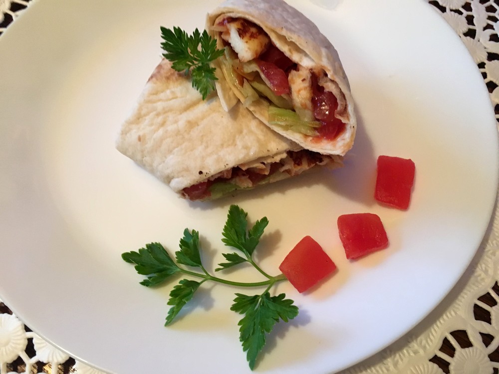 Tortilla z grillowanym serkiem halloumi. | Improve your life