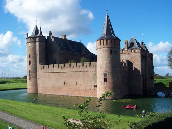 THE WORLD GEOGRAPHY: 12 Wonderful Water Castles