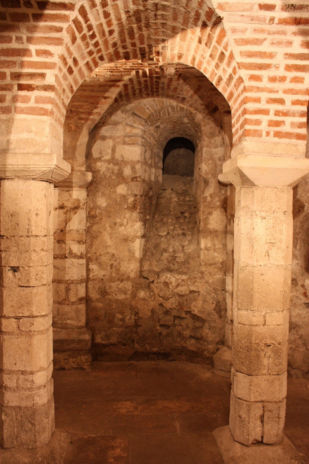 Atlas roman: Orléans - Crypte Saint-Avit (45)