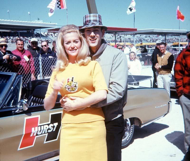 KRAFTSTOFF MOTOMANIA LIFESTYLE BLOG: Hurst Girls - Old School Grid Girls