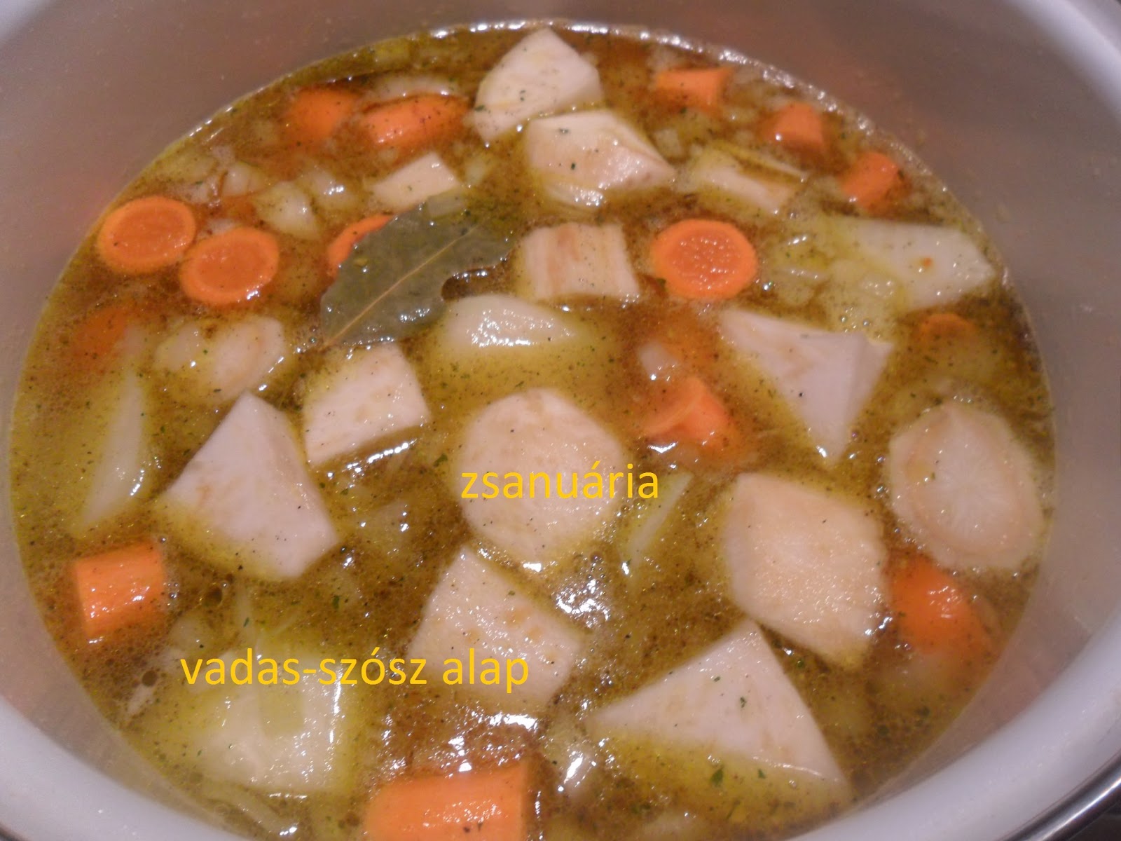 Zsanuária: Vadas-szósz sonkás zsömlegombóccal... hús nélkül