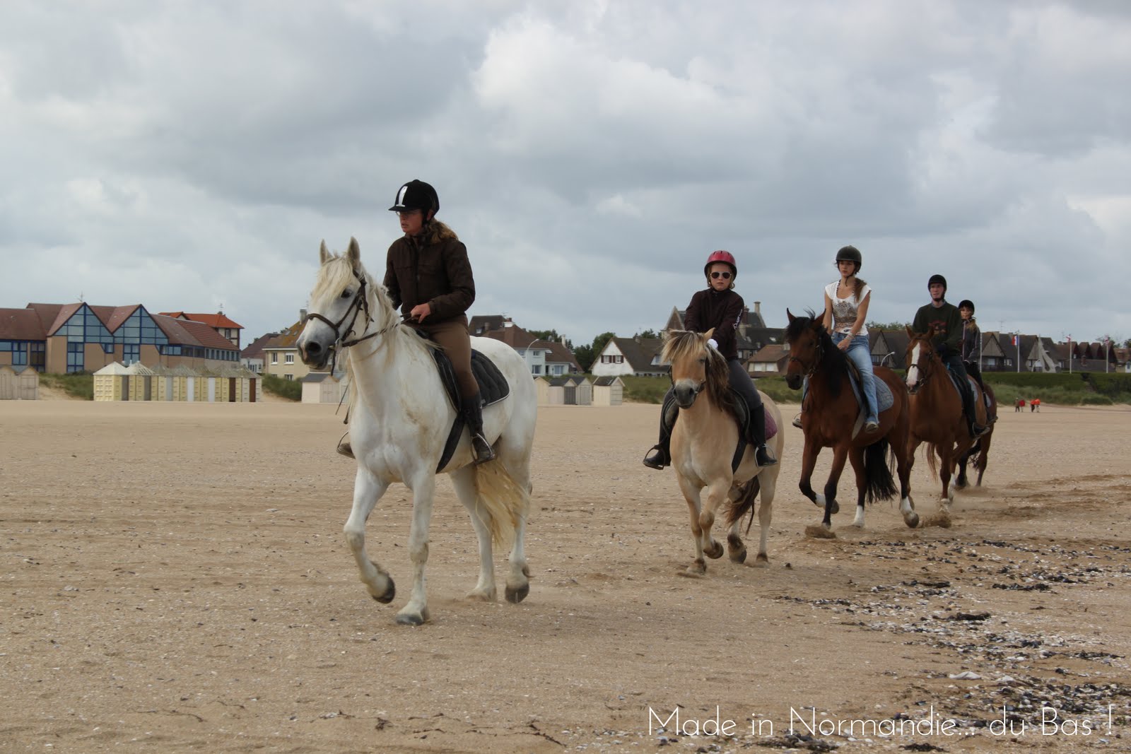 Dans mon coin, il y a... des chevaux sur la plage.