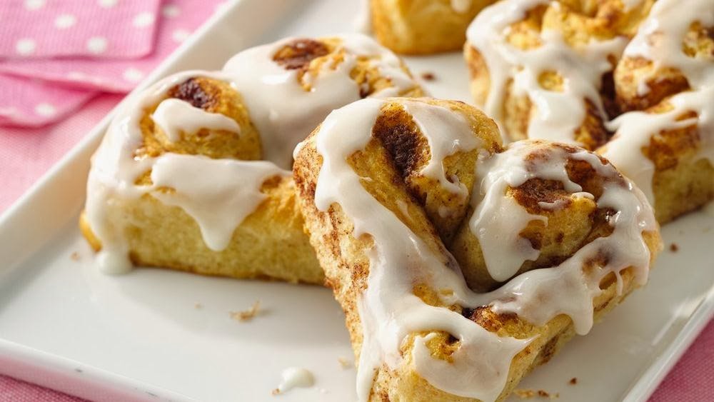 The Domestic Curator: Love In The Morning with Sweetheart Cinnamon Rolls