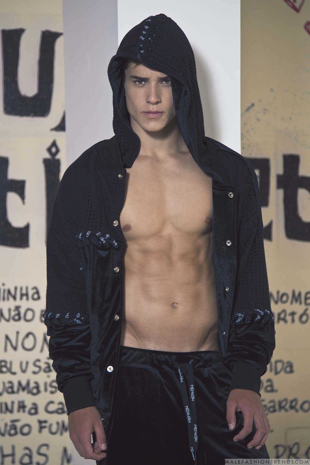 Pedro Maia posa frente a instalaciones artísticas para Brazilian Male ...