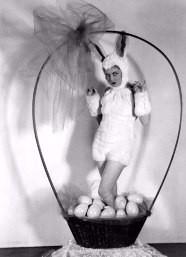 21 Vintage Photos of the Hottest Easter Pin-Up Models From Between the ...
