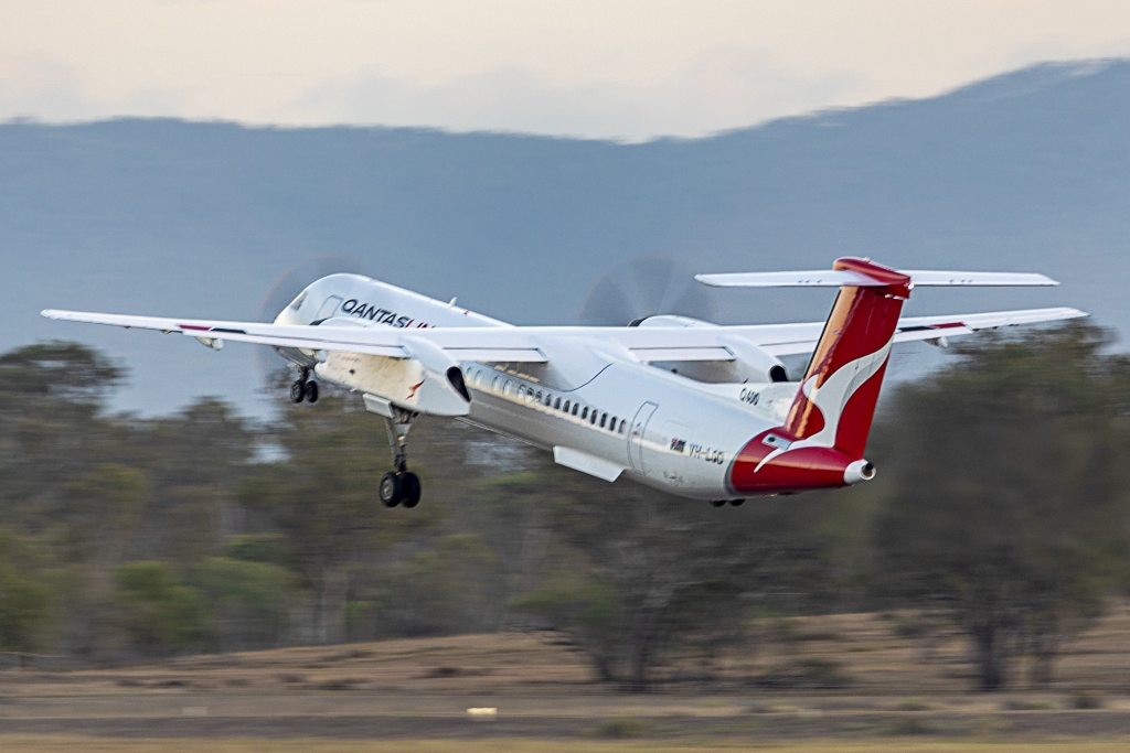 Central Queensland Plane Spotting: QantasLink Dash-8-Q400 Next Gen VH ...
