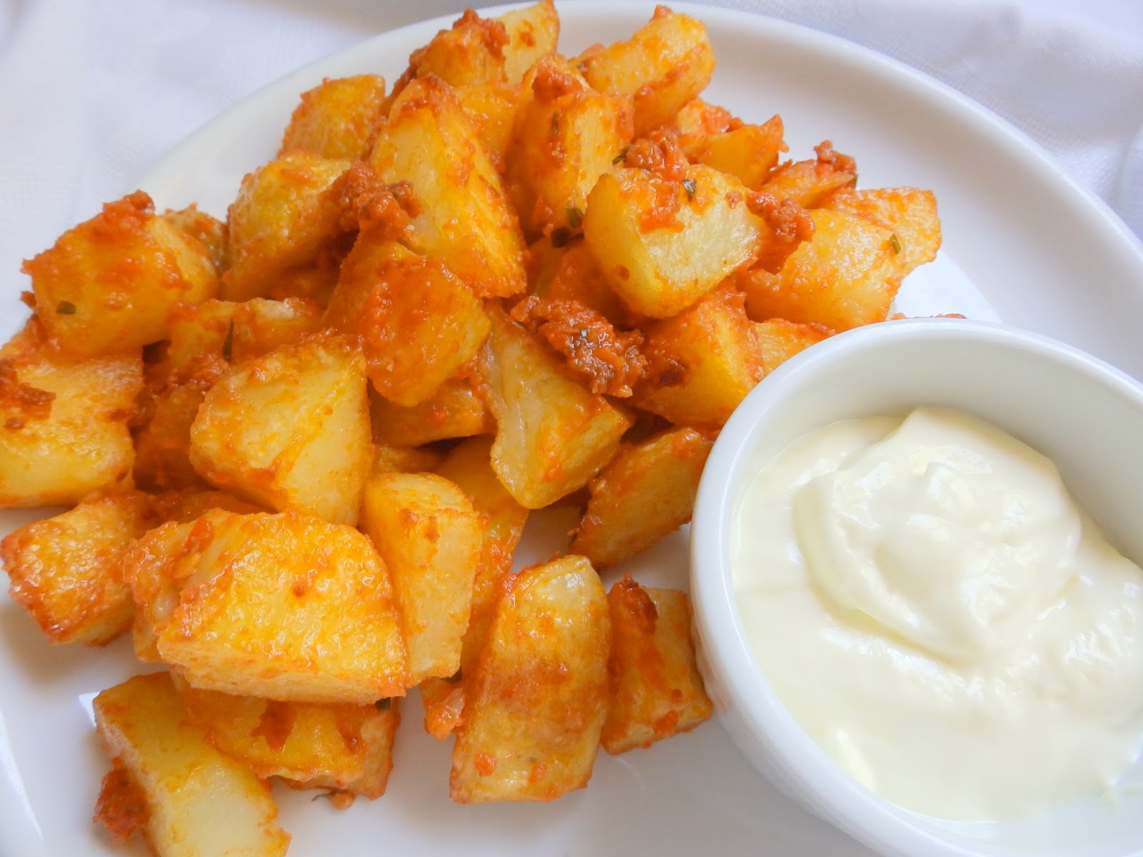 Patates braves amb sobrassada i allioli