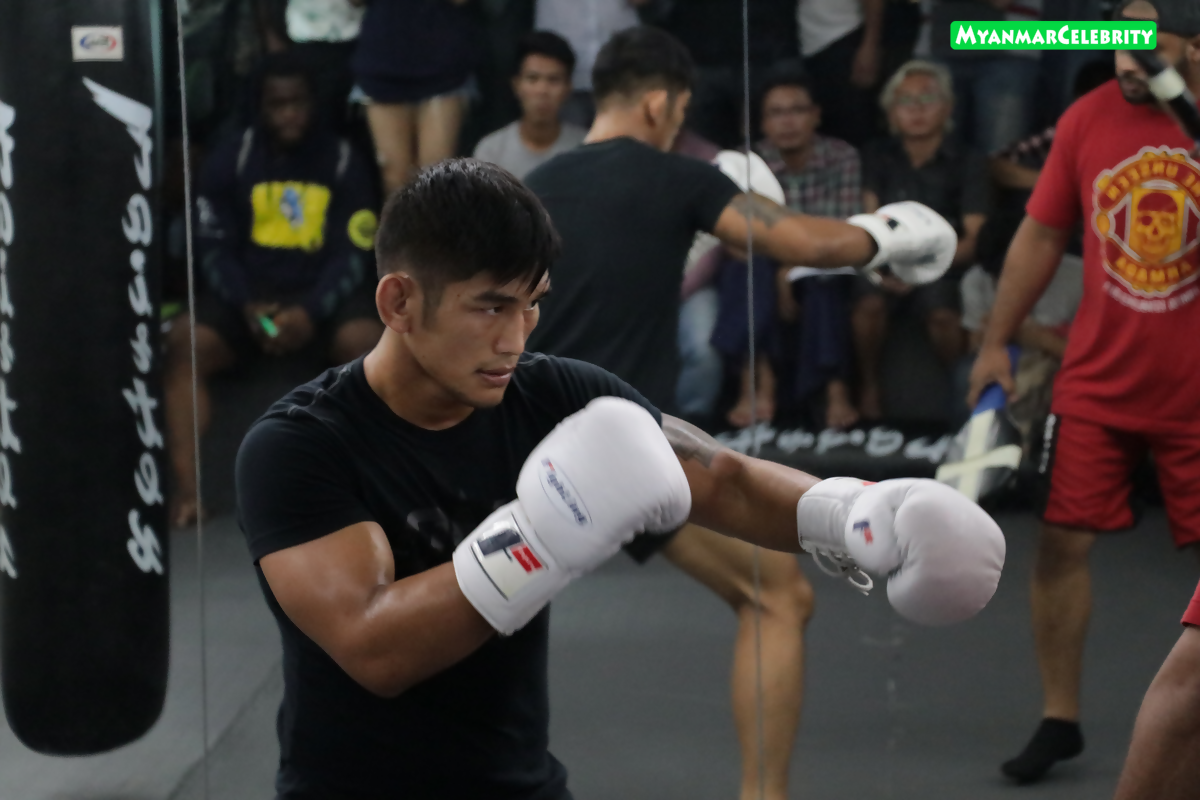 MMA Fighter ေအာင္လအန္ဆန္း (Burmese Python) ႏွင့္ ခဏတာ။