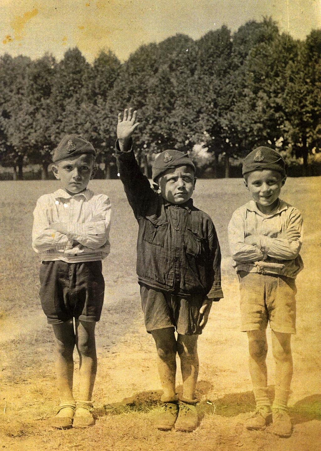 Come eravamo Fotostoria Casolana: Quelli che Il saluto romano