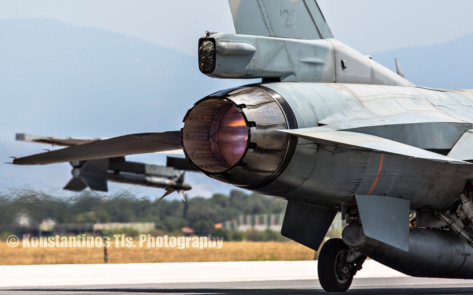 The Two Types Of Intakes On The F 16 Fighting Falcon the-two-types-of-intakes-on-the-f-16-fighting-falcon