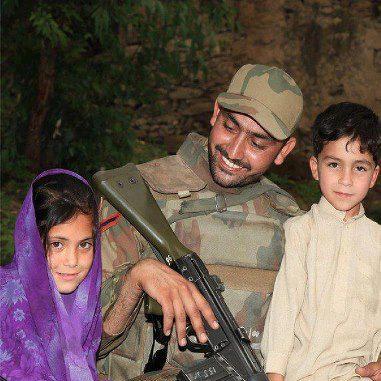 Pakistani Soldier with Kids In Nice Mood - All About Pakistan Army, Air ...