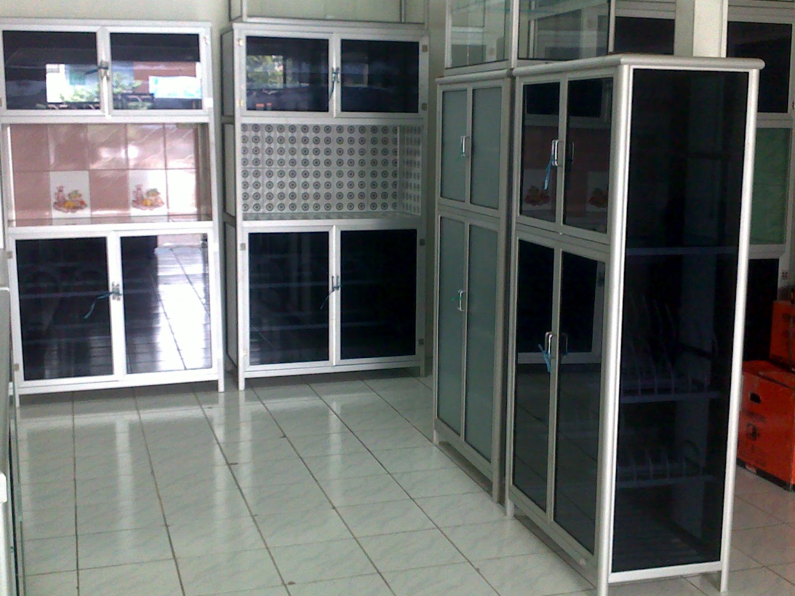 Lingga Aluminium: Rak Etalase