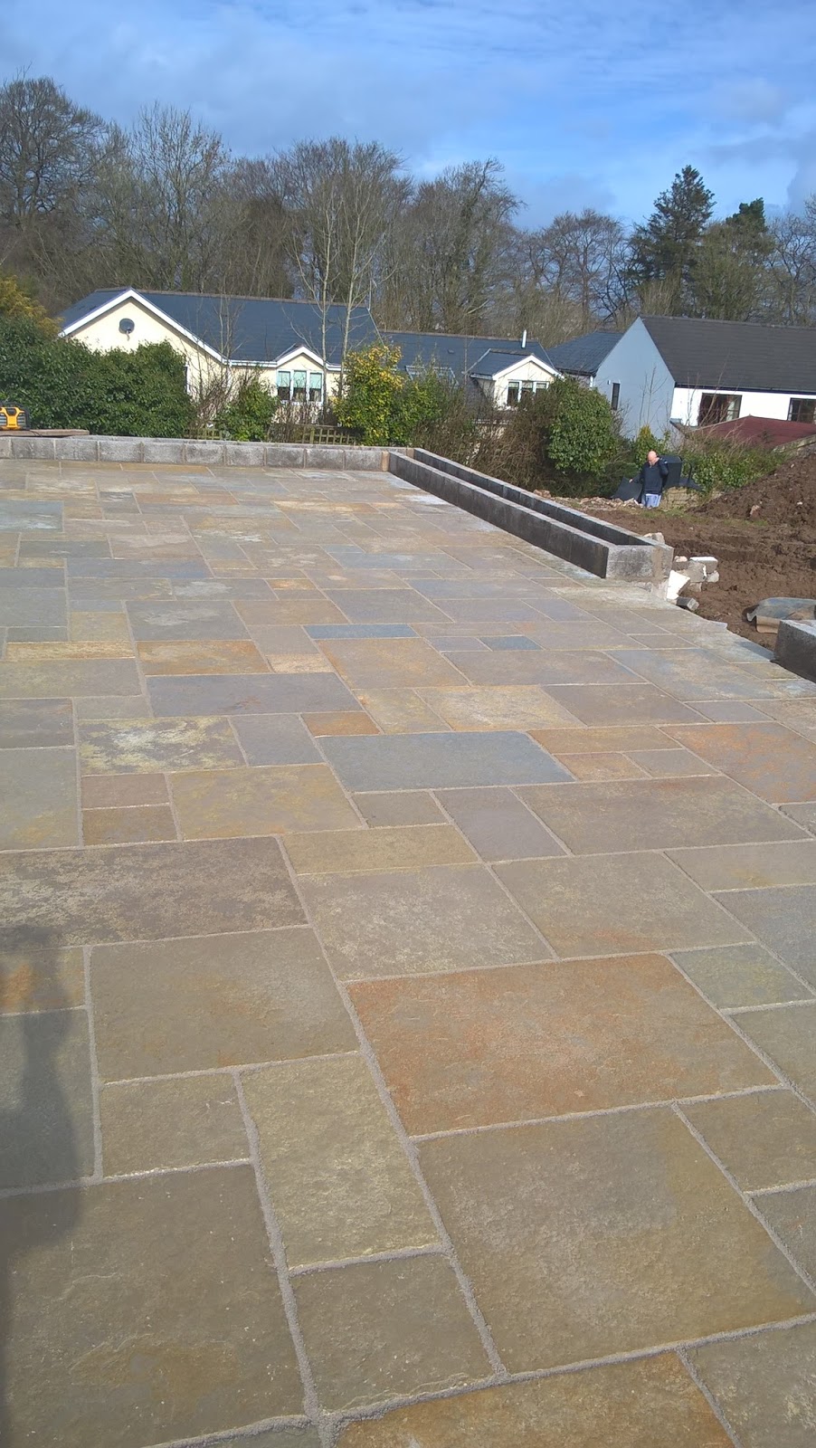 CWM LLYNFI BRICKLAYING : Raised limestone patio with concrete block ...