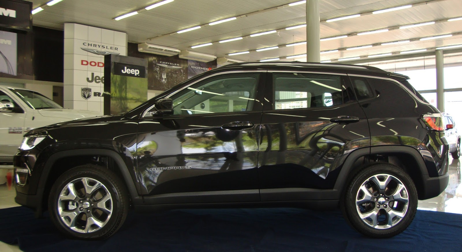 Jeep Compass Limited 2017 chega às concessionárias