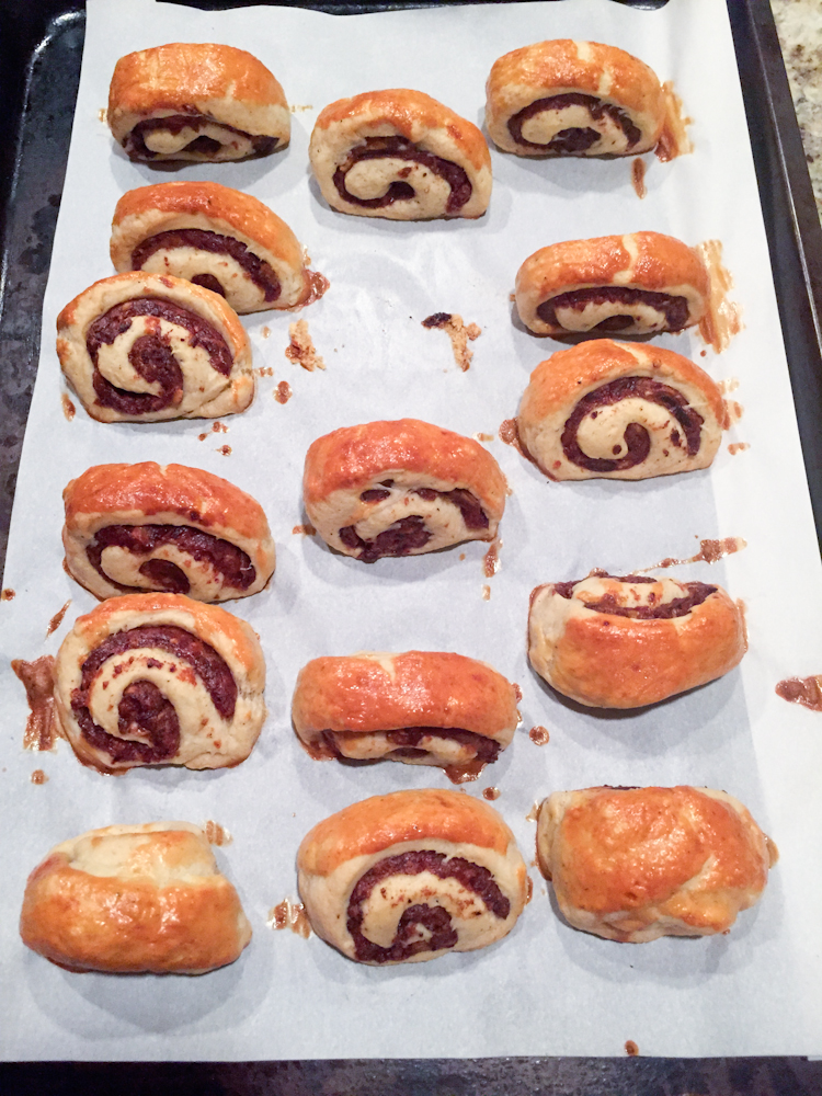 Date or walnut-filled Iraqi cookie (kleicha)