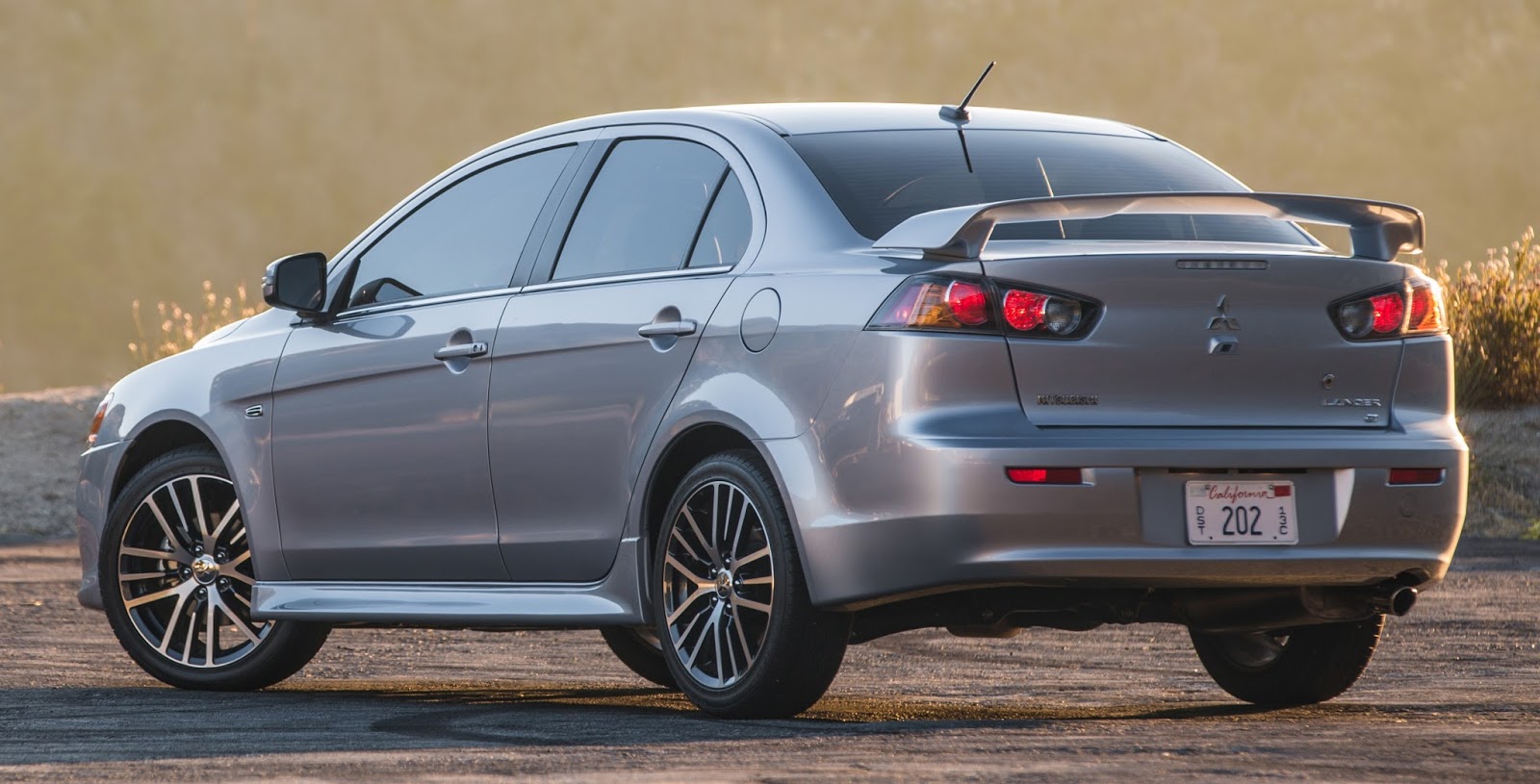 Mitsubishi apresenta Lancer reestilizado para os EUA