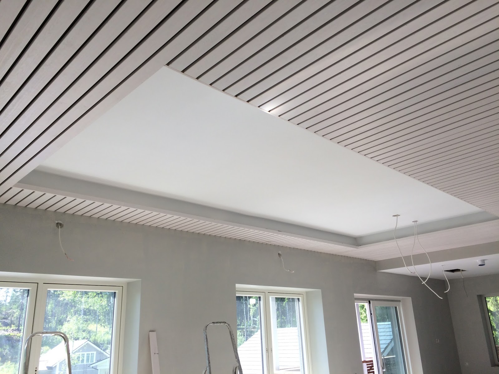 Kuninkaanmäen Grafiitinmusta täystiilitalo: Rimakaton tekeminen