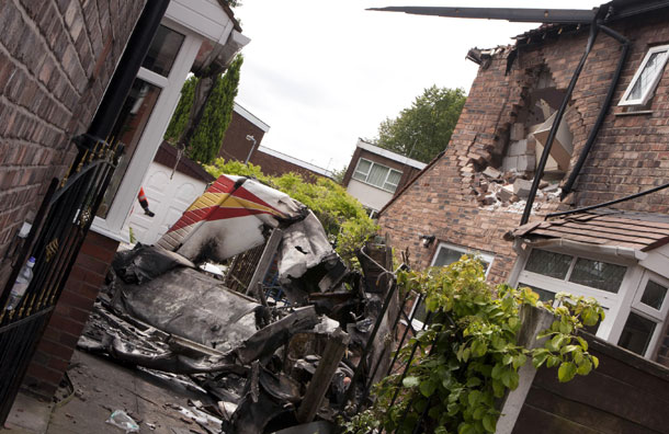 Kathryn's Report: Piper PA-38 Tomahawk: Plane crash lands on houses ...