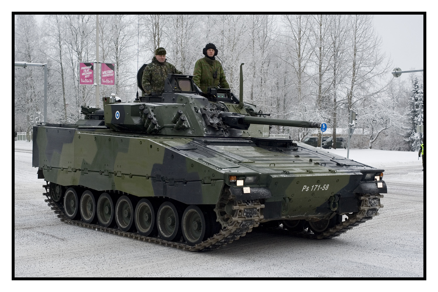 VALOKUVAUS: Itsenäisyyspäivän paraatin kalusto